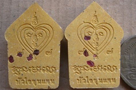 2องค์ ขุนแผนผงพรายกุมาร หลวงปู่สิน ระยอง ปี2558เนื้อว่านดอกทอง รุ่นหัวใจขุนแผน ฝังพลอยเสก รันเลข