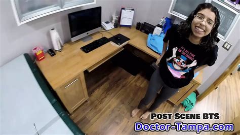 ¡conviértete En Doctor Tampa Inserta El Catéter De Foley En La Uretra