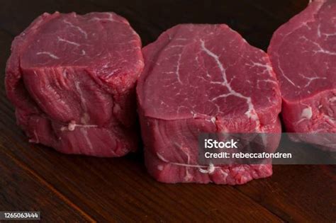 정육점 고기 정육점 상점에서 나무 정육점 블록에서 찍은 생 고기 고기의 고전적인 미국 정육점 컷 스테이크 쇠고기 갈비 필레 미뇽