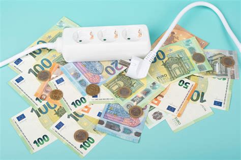 연한 파란색 배경에 전력 스트립 연장 코드와 유로 머니 지폐 상승하는 전기 가격과 비싼 에너지 개념 0명에 대한 스톡 사진 및