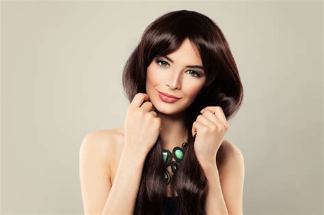 아름 다운 헤어스타일 및 메이크업과 세련 된 여자의 패션 초상화 긴 건강 한 머리를 가진 완벽 한 모델 갈색에 대한 스톡 사진