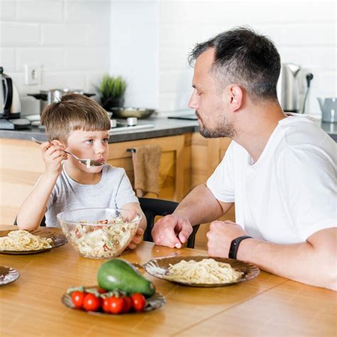 Pai E Filho Comendo Juntos Foto Grátis
