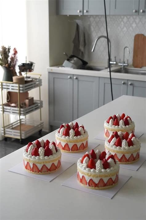 12月鮮奶油蛋糕準備好了～～☺️☺️☺️ 好難相信從在家裡開始出單到現在已經五年，當年v在家都是拖拖拉拉從房間走出來慢慢抹蛋糕🙄 現在半年了不會抹蛋糕的小朋友也都開始上手，真的很感人⋯ 所以