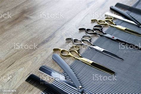 나무 테이블에 서 줄무늬 수건에 이발 빗과 위험한 면도기 확산 가위 세트 가루로 빻은에 대한 스톡 사진 및 기타 이미지 가루로 빻은 가위 개인 장식품 Istock