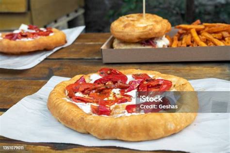 나무 테이블에 사워 크림과 붉은 파프리카랑고스 랑고스 튀긴 플랫 브레드 전통적인 헝가리 음식 길거리 음식에 대한 스톡 사진 및 기타 이미지 Istock