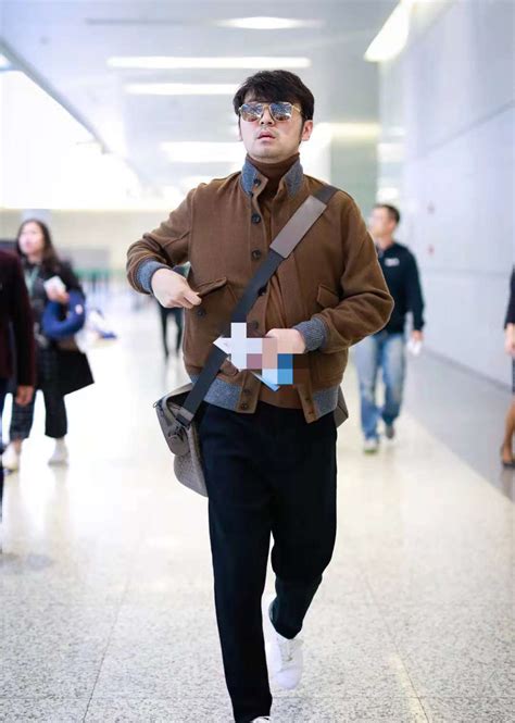 雷佳音现身机场大长腿超吸睛，炸毛的头发却很搞笑
