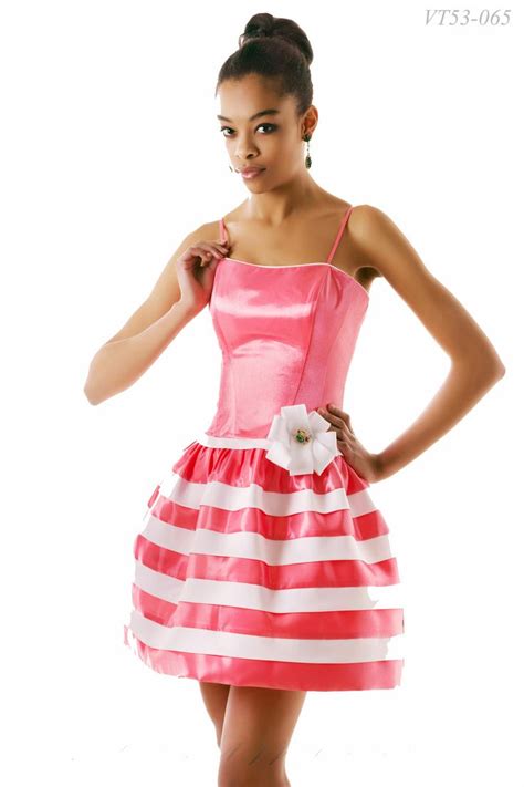 Короткое корсетное платье на тонких бретельках Основа платья из блестящей тафты Украшением