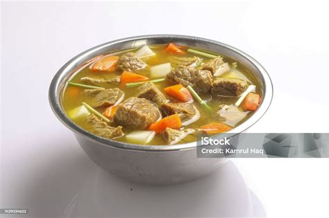 당근을 곁들인 쇠고기 냄비에 양파 다양한 신선한 야채 다채로운 신선한 맑은 봄 수프 시골 부엌 풍경 채식 재고 0명에 대한 스톡 사진 및 기타 이미지 Istock