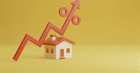 집 아이콘과 노란색 배경에 가리키는 빨간색 화살표 주택 융자 이자율 투자 성장 및 부동산 모기지 증가 3d 렌더링