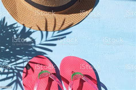 여름 휴가 개념 혹 평 하다 플립 퍼 밀 짚 모자 밝은 파란색 배경 평면도 복사본 공간 열 대 잎 그림자 아름 다운 구성 0명에 대한 스톡 사진 및 기타 이미지 Istock