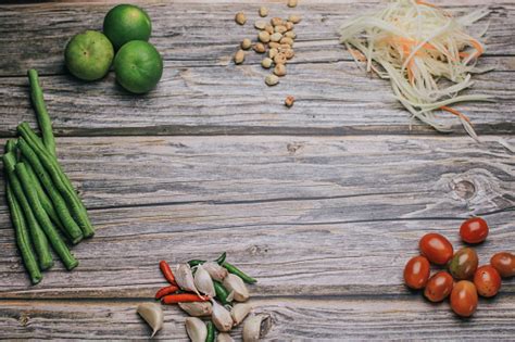 나무 테이블 배경에 파파야 샐러드 재료 뜨겁고 매운 맛의 유명한 태국 길거리 음식 요리 건강한 생활방식에 대한 스톡 사진 및 기타 이미지 Istock