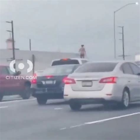 Inseguita Dalla Polizia Sale Sul Tetto Dell Auto E Si Spoglia Nuda Manda Il Traffico In Tilt
