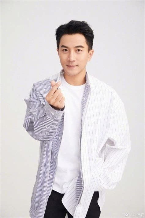 東方日報c1：劉愷威接女放學 小糯米變小楊冪｜即時新聞｜繽fun星網｜oncc東網