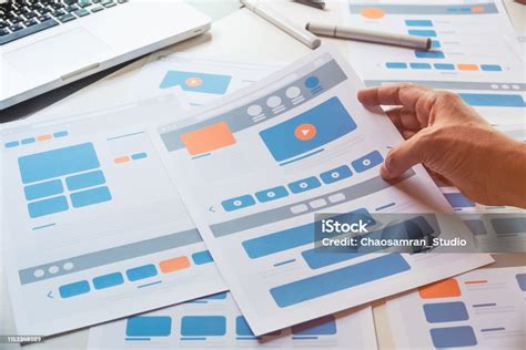 웹 사이트 디자이너 크리에이티브 계획 응용 프로그램 개발자 개발 초안 스케치 도면 템플릿 레이아웃 프로토타입 프레임 워크 와이어