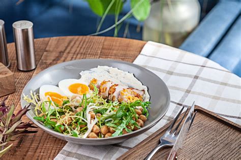 나무 테이블에 그릇에 병아리 콩 함께 칠면조 샐러드에 보기를 닫습니다 건강 한 음식 다이어트 디자인을 위한 공간을 복사 합니다 조리법 메뉴에 대 한 그림입니다 병아리 콩에