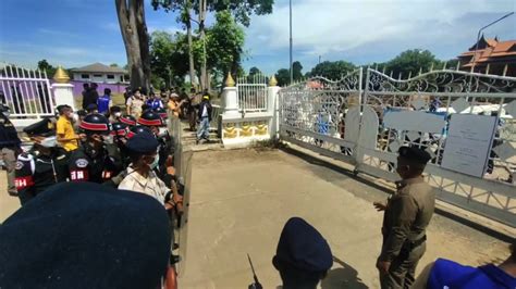 ผู้ว่าฯพิจิตรสั่งยกเลิกปฏิบัติการทวงคืนวัดหลวงพ่อเงินบางคลานหลังปะทะเดือดลูกศิษย์อดีตเจ้าอาวาส