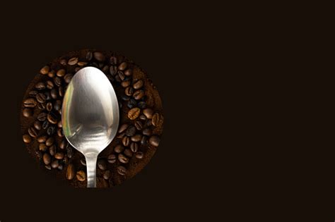 숟가락과 텍스트 장소와 커피 콩의 구색의 상단 보기 컬렉션 갈색 배경에 고립 된 원 기호의 상단 보기 0명에 대한 스톡 사진 및 기타 이미지 Istock