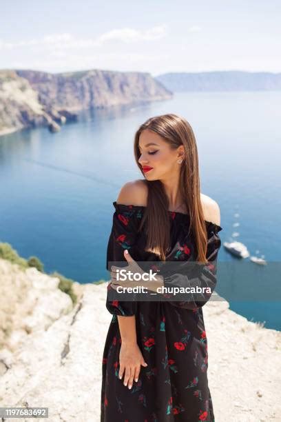 파란 바다 전망 여행 컨셉으로 산 절벽에 패션 드레스를 입고 완벽한 메이크업을 한 젊은 아름다운 여성 가장자리에 대한 스톡 사진 및 기타 이미지 Istock