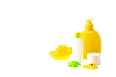 아기 목욕 제품의 모의 샴푸 흰색 배경에 고립 된 크림 항아리용 병 닫고 텍스트를 위한 공간을 복사합니다 베이비 목욕 액세서리의 개념 아이에 대한 스톡 사진 및 기타 이미지