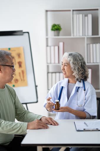 환자에게 약을 올바르게 복용하는 방법을 알려주는 선임 여성 의사 2명에 대한 스톡 사진 및 기타 이미지 2명 건강관리와 의술 남성 Istock