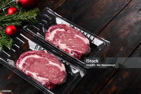 오래된 어두운 나무 테이블 배경에 크리스마스 트리가있는 리브 아이 스테이크 팩 텍스트 복사 공간 Entrecôte에 대한 스톡 사진 및 기타 이미지 Istock