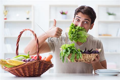 健康饮食观念的年轻人高清摄影大图 千库网