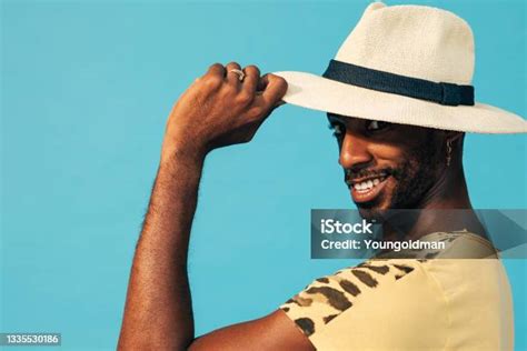 파란 배경에 카메라를 바라보는 밀짚 모자를 쓴 행복한 남자의 초상화 남성에 대한 스톡 사진 및 기타 이미지 남성 남자 남자들만 Istock