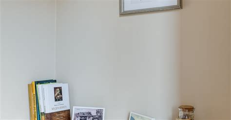 실내 가구 거주 공간 검소한 구석을 읽고 깔끔한 디자인 요소 매우 복잡한 목조 테이블 미니멀리스트 밝은 황갈색 벽 방 장식 방의 구석 사진 사진