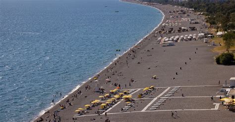 경치 경치가 좋은 관광 관광객 관광지 낮 도시 풍경 리조트 모래 모래사장 목욕 바다 바쁜 붐비는 비치 파라솔 사람 산 수영복 스카이라인