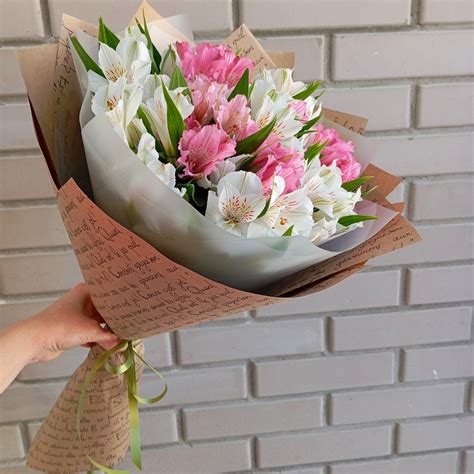 Доставка Букет с альстромериями Альстромерия нежно розовый альстромерия белый плёнка