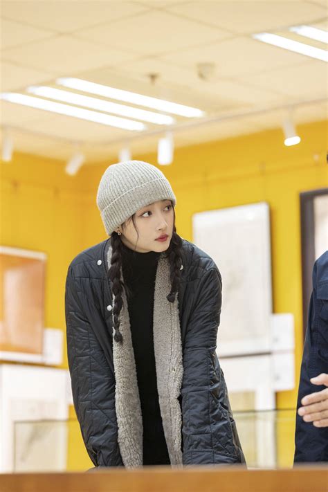 关晓彤双麻花辫搭针织帽 澳门古迹前拍照心情好 搜狐大视野 搜狐新闻