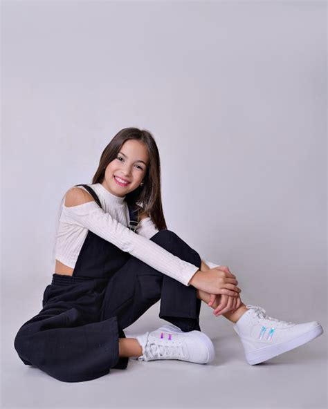 실내 10대 강사 검은 색 바지 긴 머리 도시 패션 라이프스타일 레저웨어 모델 미소 짓는 밝은 소녀 스타일리시한 스튜디오 초상화 스튜디오 촬영