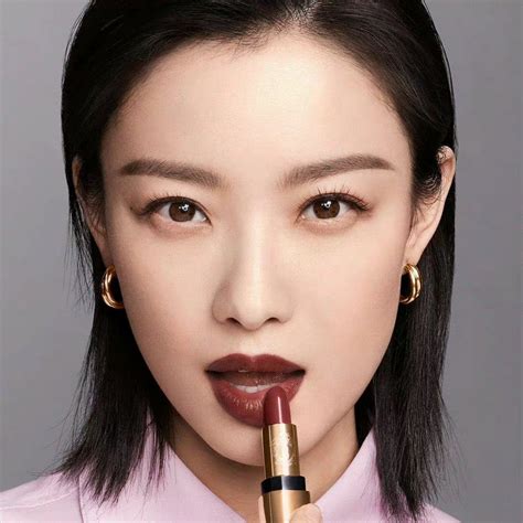 镜面 On Twitter 性癖爆炸🥵边涂口红边盯着鸡吧看，下一秒就要扑过来卖力的吃鸡，看着性感的嘴唇不停吞吐鸡吧，把整根鸡吧全部含进嘴里