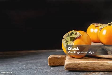 잘 익은 오렌지 감 다이어트 또는 채식 식품의 개념입니다 어두운 배경입니다 0명에 대한 스톡 사진 및 기타 이미지 0명 가을 갈색 Istock