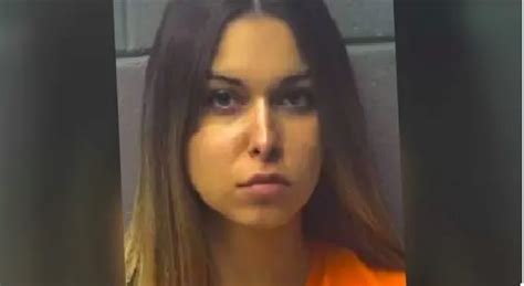 25 წლის მასწავლებელი 15 წლის ბიჭთან სექსუალური ურთიერთობის დამყარებისთვის დააკავეს ფოტო