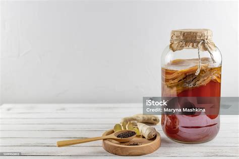 콤부차 슈퍼푸드 프로 바이오틱 티 곰팡이 음료 에 유리 병 과 항아리 생강 흰색 배경에 차 0명에 대한 스톡 사진 및 기타 이미지 Istock