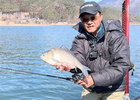 筆者がバイブレーションプラグで釣った45センチのヘラ。口に引っ掛かったたものだが、できれば練り餌で釣りたかった ― スポニチ Sponichi