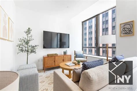 Open Exposure Oversized Living Room F 99 Wall St New York Ny 10005
