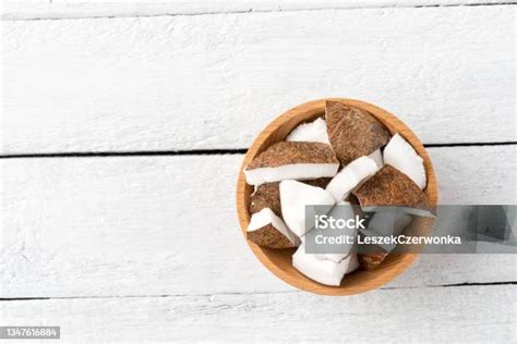 카피 스페이스와 흰색 나무 배경에 그릇에 맛있는 코코넛 조각 0명에 대한 스톡 사진 및 기타 이미지 0명 갈색 건강한