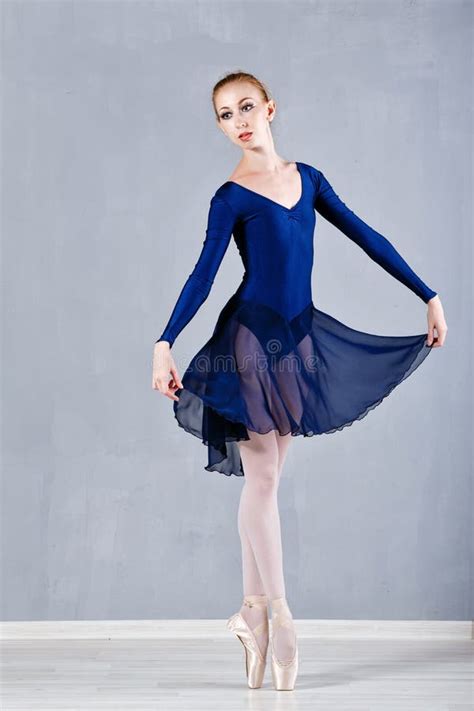 Ballerina Esile In Un Dancing Blu Del Vestito Fotografia Stock Immagine Di Ragazza Equilibrio
