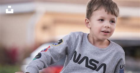 회색 크루넥 긴팔 셔츠를 입은 소년은 녹색과 검은색 휠체어에 앉아 있다 사진 Unsplash의 무료 사람의 이미지