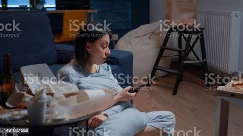 불안과 정신적 문제가 있는 외로운 여자 스마트폰 탐색 걱정하는에 대한 스톡 사진 및 기타 이미지 걱정하는 건강관리와 의술 건강한 생활방식 Istock