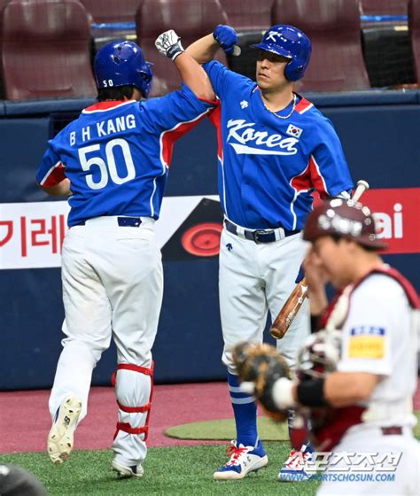 [포토] 솔로포 강백호 강민호와 하이파이브