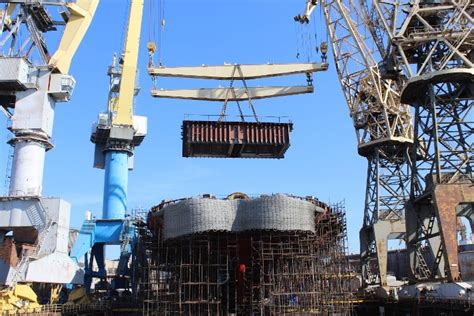 Корабелы Балтзавода погрузили защитную оболочку реакторов на атомный
