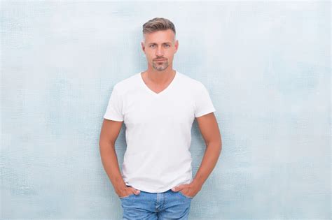 여름 패션 성숙한 남자 캐주얼 의상 패션 모델 잘생긴 힙스터는 흰색 셔츠를 입습니다 여름 컬렉션 남성복 컨셉 패션 의류 간단하고 편안합니다 고급스러움에서 저렴한 가격까지 T