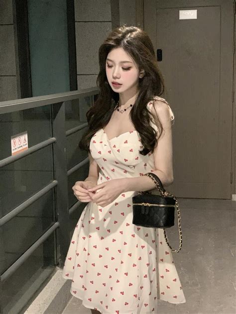 체리 슬링 미니 원피스 V 브이 스퀘어 넥 리본 끈 나시 슬리브리스 민 소매 허리 슬림 몸매 보정 A 라인 미니 숏 짧은 플레어 치마 스커트 드레스 잔 꽃 무늬 패턴