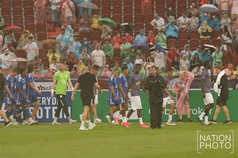 มาเก้อ ฟุตบอลอุ่นเครื่อง สเปอร์ส เลสเตอร์ ยกเลิกแข่งขัน หลังฝนถล่มหนัก