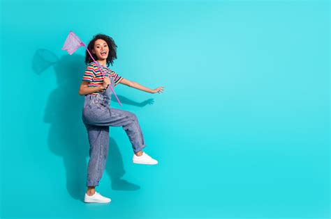 긍정적 인 소녀 걸음 산책 빈 공간 고립 된 청록색 배경의 프로필 사진 20 24세에 대한 스톡 사진 및 기타 이미지 20 24세 T 셔츠 걷기 Istock