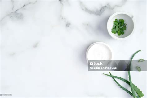 알로에 베라 보습 크림 항아리와 슬라이스 식물은 대리석 배경에 줄기 손 피부과 및 피부 치료 개념 플랫 레이 상단 보기 0명에 대한 스톡 사진 및 기타 이미지 Istock