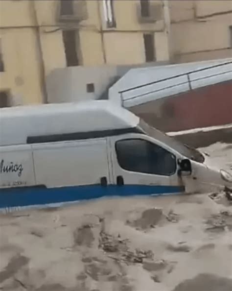 有片｜西班牙30年最慘重洪災釀95死 8小時降一年雨量 大量汽車被沖走 星島日報